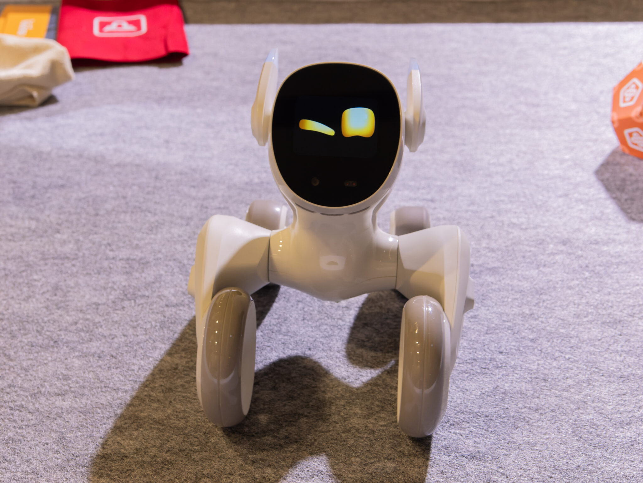 Anker次の一手はペットロボ！コミカルな動きが可愛い未来のペット「Loona Blue」 | onesuite