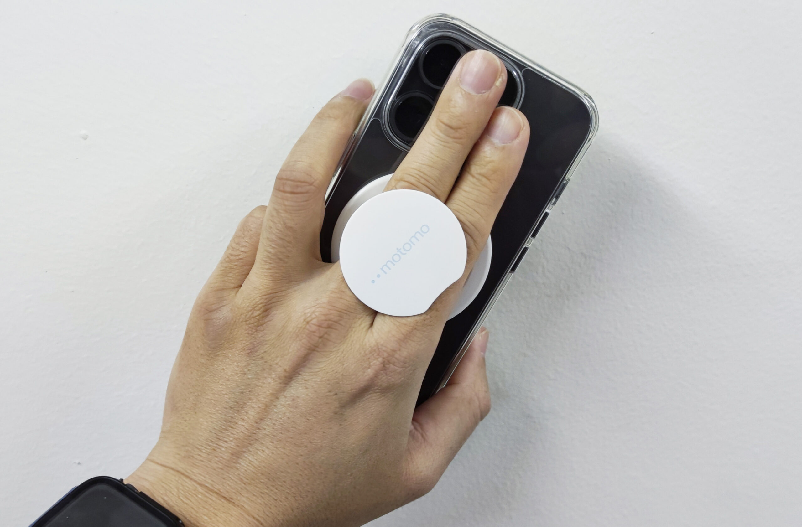 MagSafeと一緒に使えるスマホグリップ「motomoマグピタ」が2月5日に2,980円で発売 | onesuite