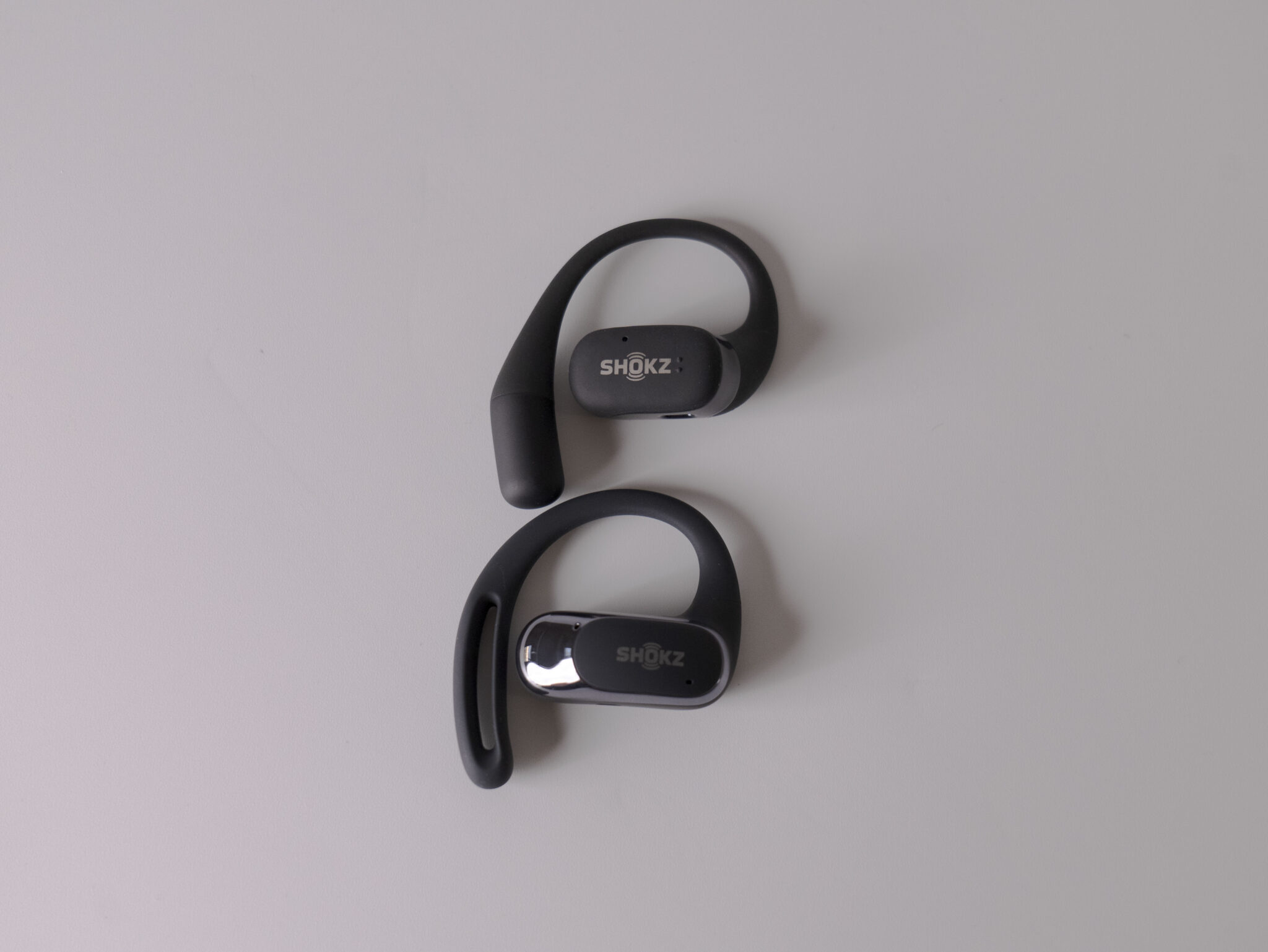 Shokz OpenFit Airをレビュー！OpenFitとの違いや、装着感・音質はどう変わった？ | onesuite